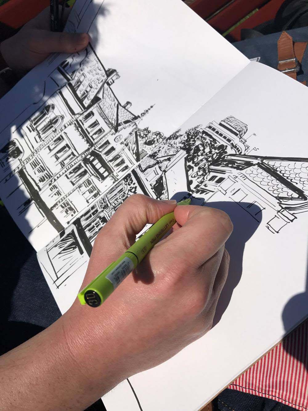 Der satt en mann og tegnet Ålesund | Bypatrioten